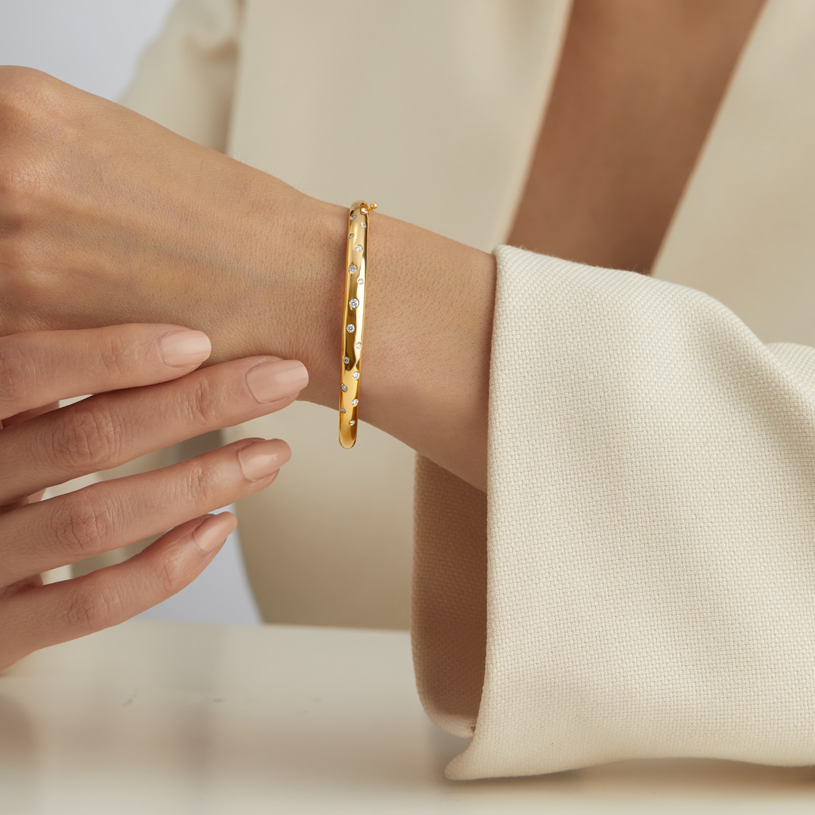 Goldsmiths 9ct Yellow Gold 0.50cttw Diamond Flush Scatter Bangle ...